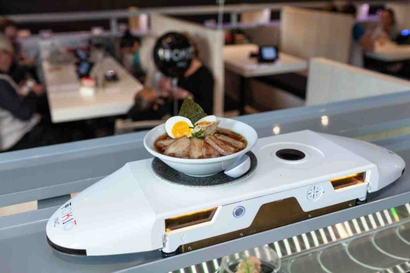 En este restaurante la comida te la sirve un tren bala 🚅 - Chismes Today